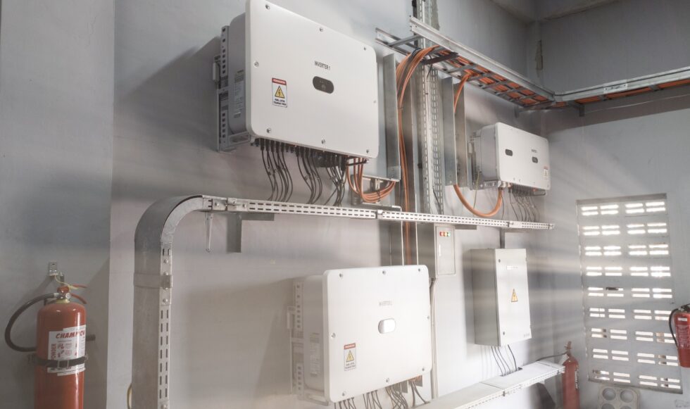 Différence entre onduleur hybride et onduleur backup - Voltadom - Expert en solaire